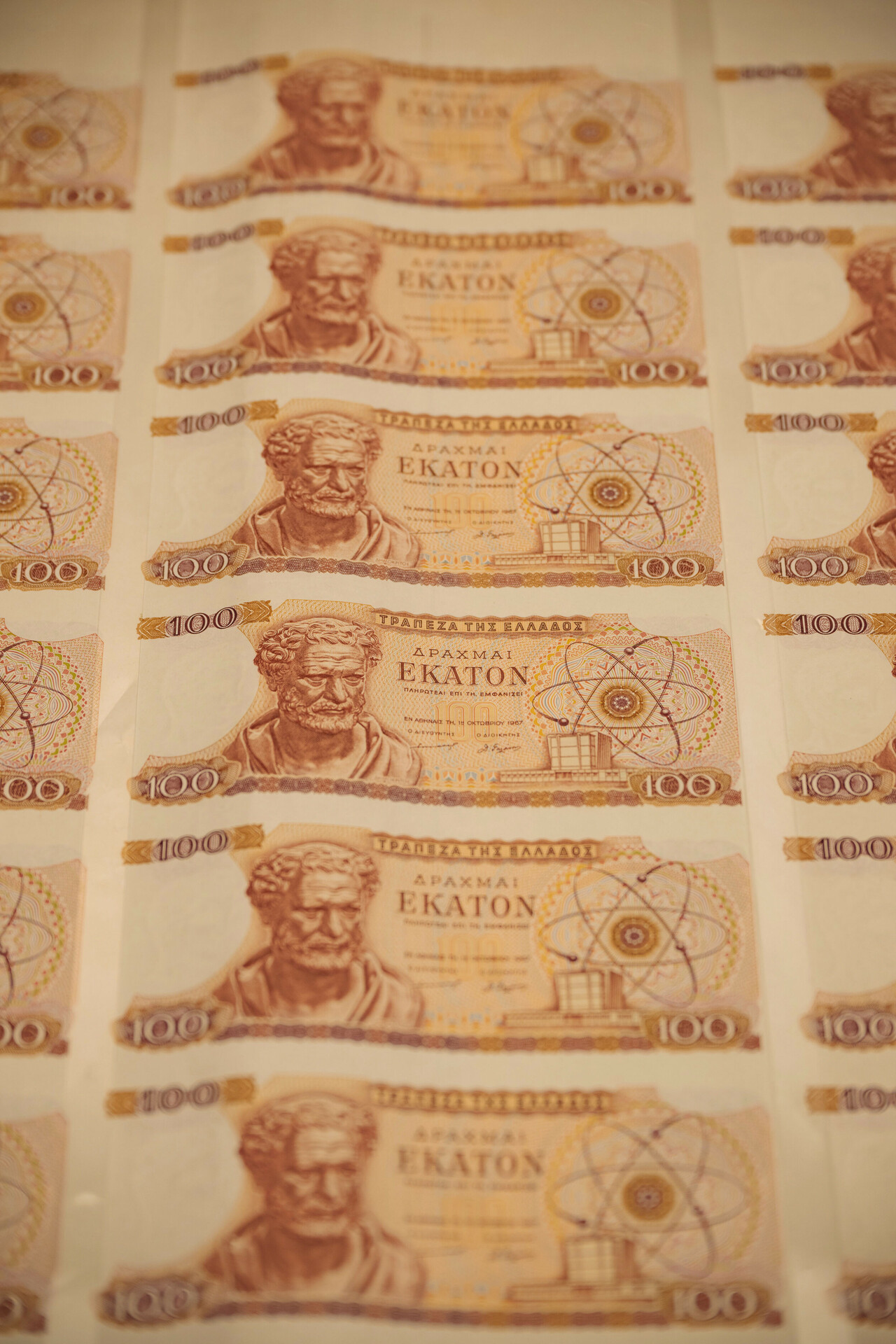 Έτσι κόβονται τα ευρώ μας: Πρώτη φορά μέσα στο Νομισματοκοπείο της Αθήνας | LiFO